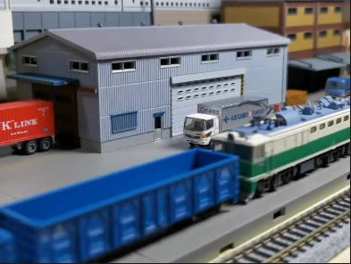 完美还原火车进站,外形逼真,声音也很逼真