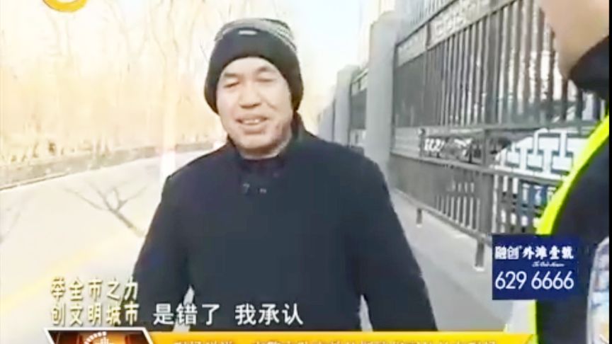 男子骑电动车闯红灯,交警拦下进行批评,男子深刻认错感谢交警