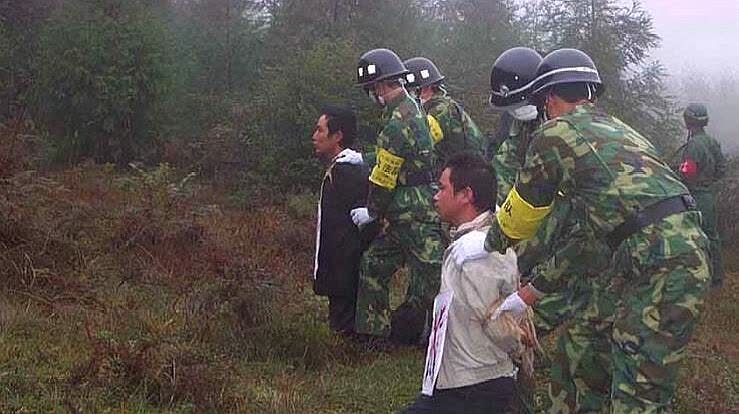 死刑犯在被执行枪决时,为什么都是跪着的?退休狱警说出了真相