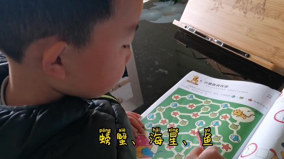 #寒假宝贝计划#居家隔离日常片段,5岁孩子学数学画画、吃手擀面