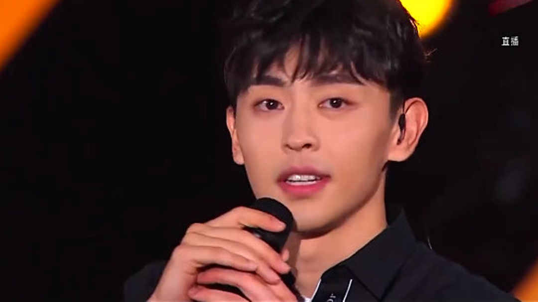 杨紫:邓伦来这边!主持人:老熟人也要客气点!这段好甜