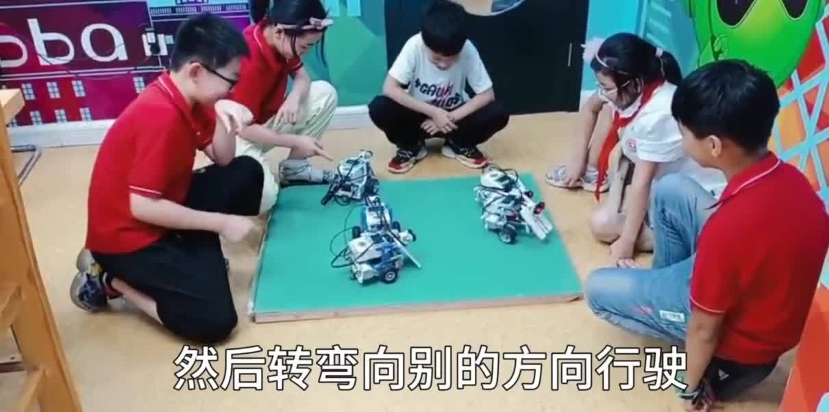 10岁的孩子能学习高难度机器人编程,控制机器人行驶方向,...