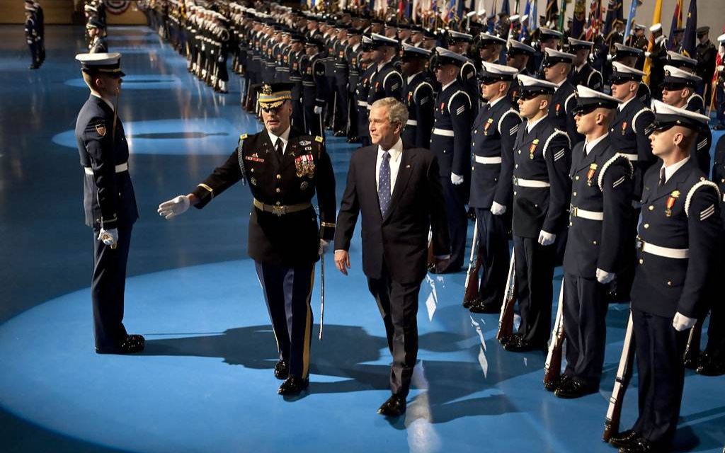 美国罕见举行阅兵,规模比中国差得远,却向国际传递一个信号