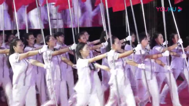 青岛五十八中2019年秋季运动会晚间开幕式视频_彩旗队