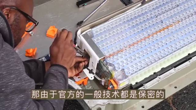 美国小伙拆解特斯拉models电机总成和电池组,这车到底哪里先进?