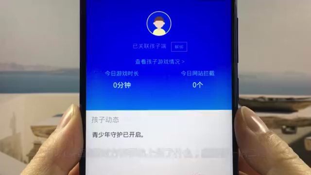 长按微信这里,就可以"远程监视"对方,谁用谁说好