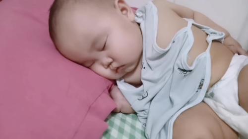 每天夜里都得醒好几次调整这个胖子的睡姿,生怕她弄到自己