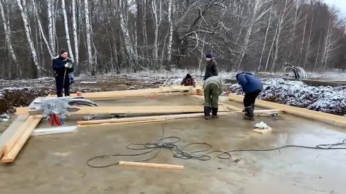 用了9天时间建一栋木屋,看这结构,比钢筋混凝土还结实吧