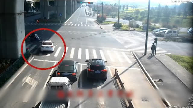 男子骑车闯红灯负全责不服:他有保持安全距离的义务!