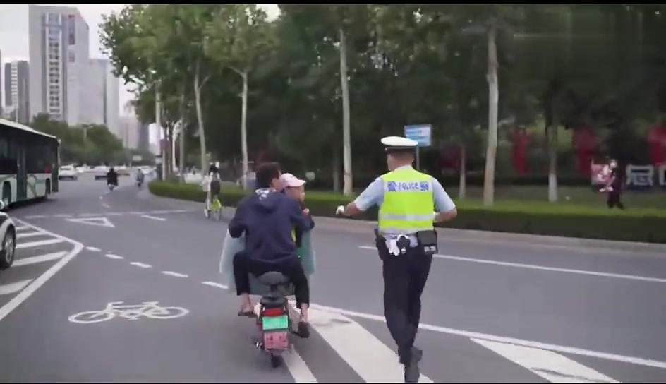 一盔一带安全常在文明出行你我同行