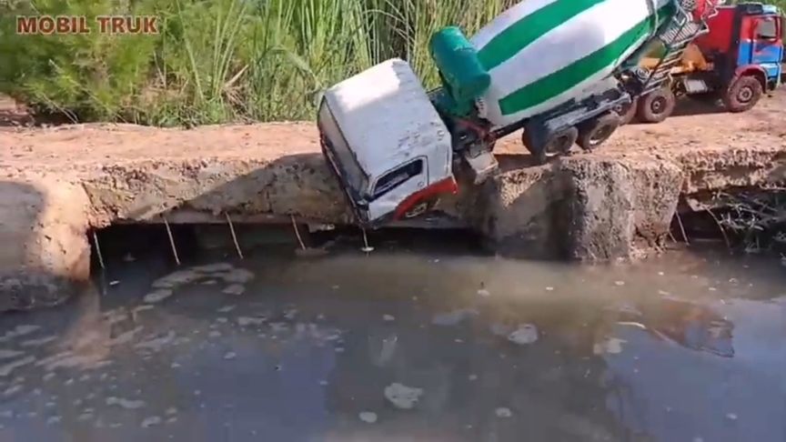 搅拌车拉水泥去村里修道路,还没出村就翻车了