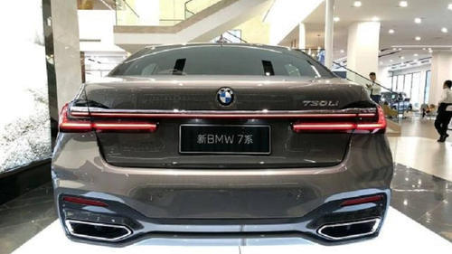 宝马7系终于不再“端着”,降价16.77万,比奔驰更有气场