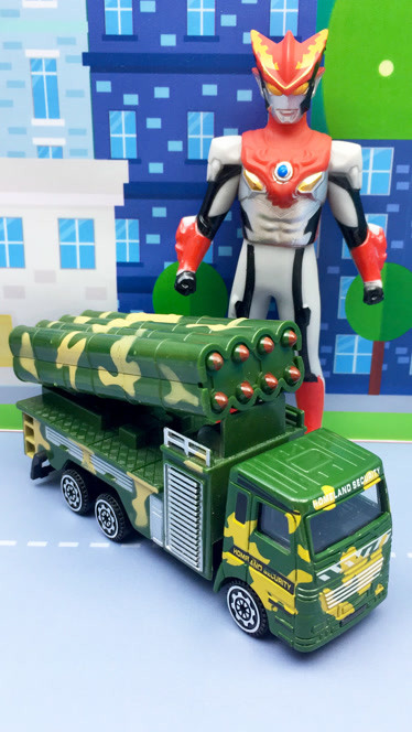 罗索奥特曼带来了导弹车玩具模型