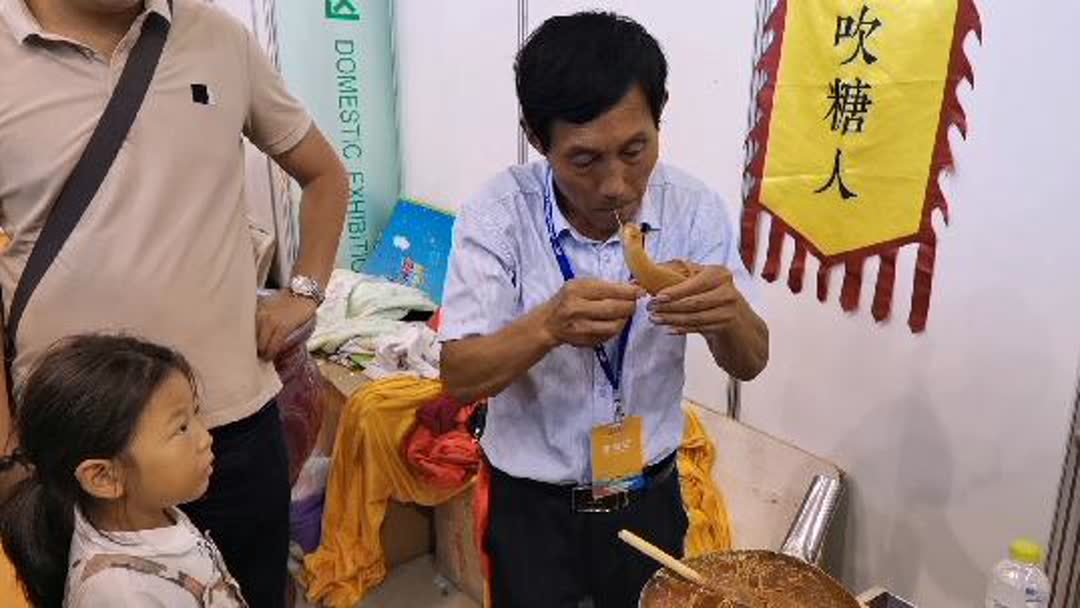 继承发扬传统文化艺术,600年手艺要保存下去,吹糖人还记得吗?