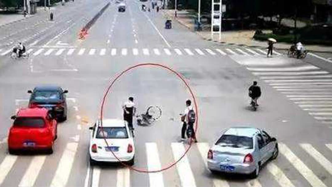 行人闯红灯被撞,交警处罚引起不满,车主:他闯红灯,凭啥我负责