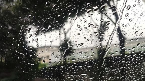 看不到天上的流星划过天空,就看看落下的雨滴划过玻璃!