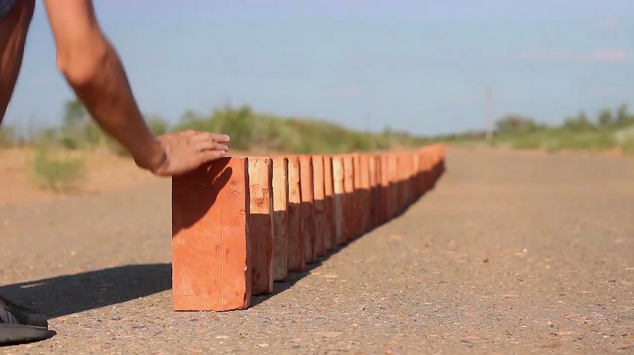 50块砖头排成的多米诺骨牌,反向操作的画面太神奇了!