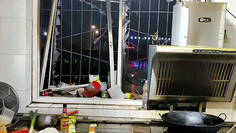 果然视频|惊险!晚上,济南一小区居民家突发燃气爆炸…