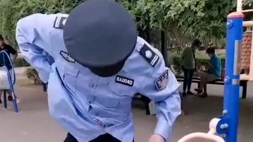 自古民间出人才,保安大哥居然用街边器械贴膏药,要不要这么可爱!