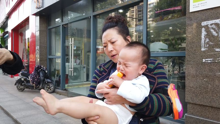 杭州1周岁宝宝当街换纸尿裤,萌娃哭得很伤心,不怕被路人围观吗