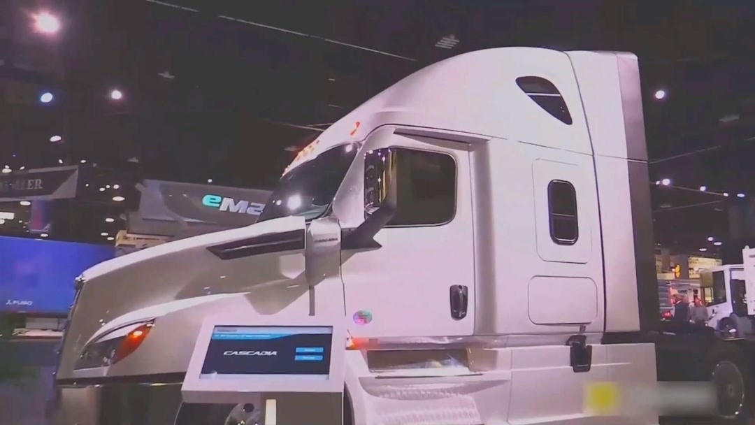 车展上的重型卡车,驾驶室内还有一张大床