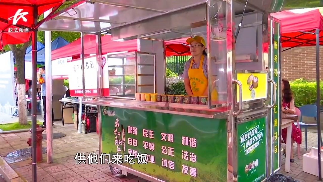 暖心助考!每天早上免费发放1000份“爱心”早餐,志愿者派发雨伞