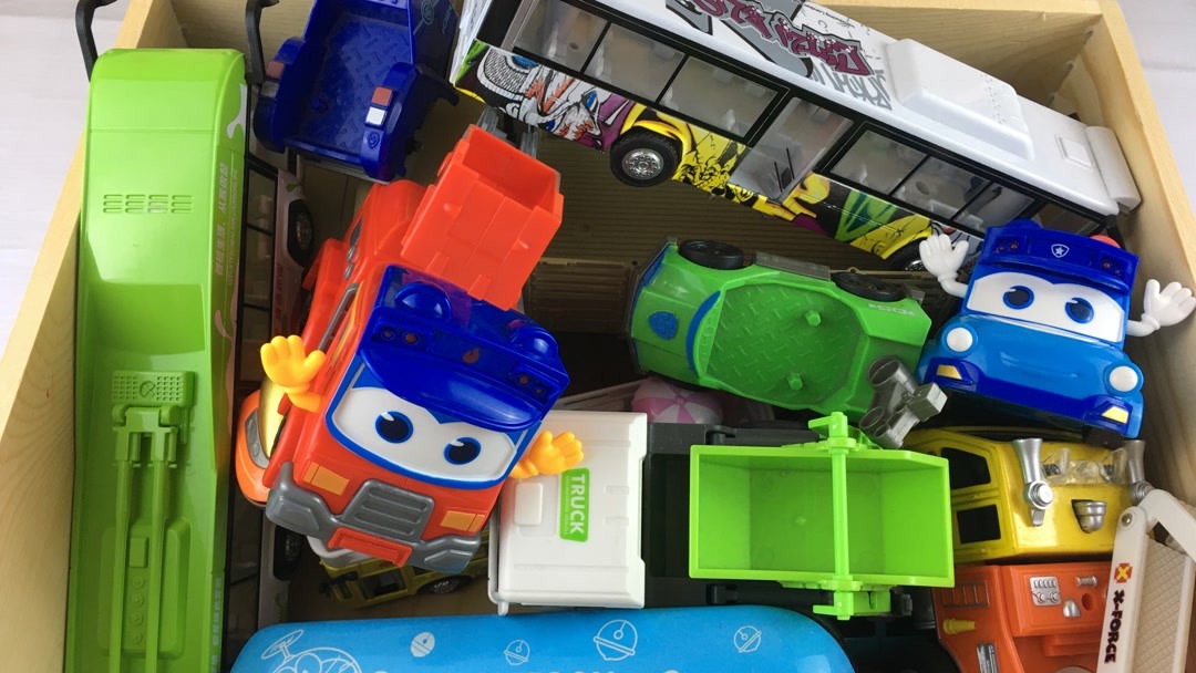汽车玩具,百变校巴玩具,公交车,小汽车,工程车,消防队长歌德