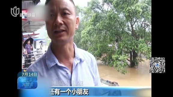 载5人的越野车突然被洪水冲走,车头已全部没入水中,情况紧急