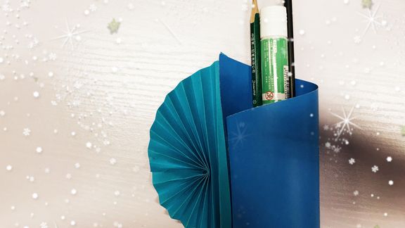 笔筒不要买,自己在家就可以做,漂亮的折纸羽毛笔筒