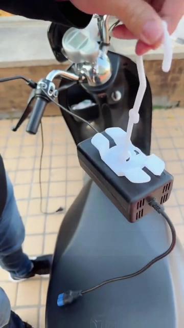 电动车充电器挂钩,充电器就不会滑落,不用担心充不上电了实用好物有...