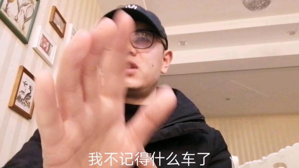 客户来评估二手车,引擎盖都被掀翻了