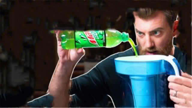 净水器的过滤功能有多强大?老外亲测,看这饮料的下场就知道