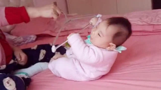 3个月宝宝拉着衣架练仰卧起坐,接下来宝宝的动作,实在太可爱了!