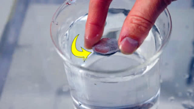 能漂浮在水面上的金属,摁进水中还会浮上来,用来做轮船!