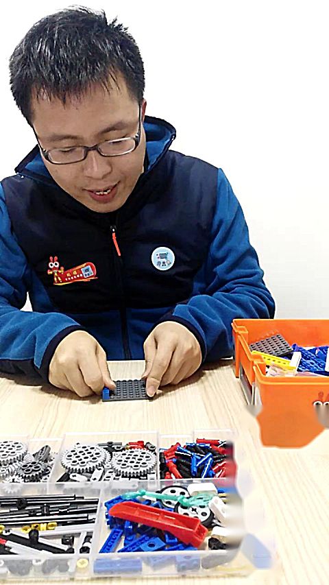 [机器人包老师]全国青少年机器人技术等级考试一级第二课 秋千模型...