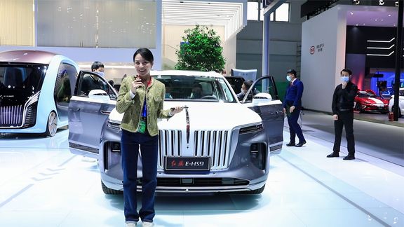 让主持人爱不释手的豪华座驾,红旗品牌车展观众日大调查
