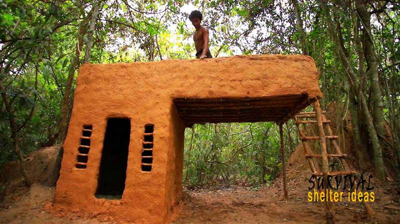 这哥们真是有才,用木头和湿泥在森林中搭建出一间这么大的房子