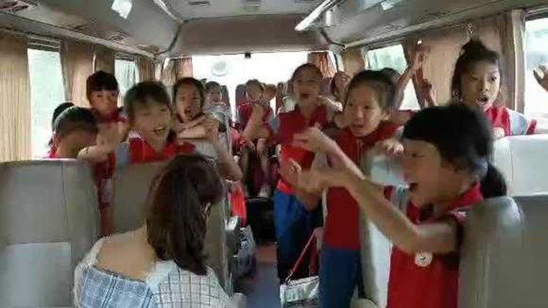 一帮快乐实小娃#红领巾 #最美童声 #现场演唱 #研学旅行