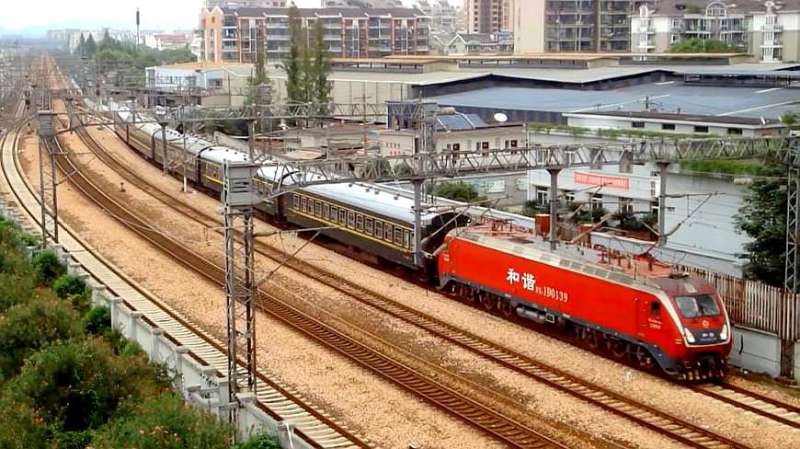 杭州最后的绿皮火车8505次进艮山门站 与杭西直特Z86次会车