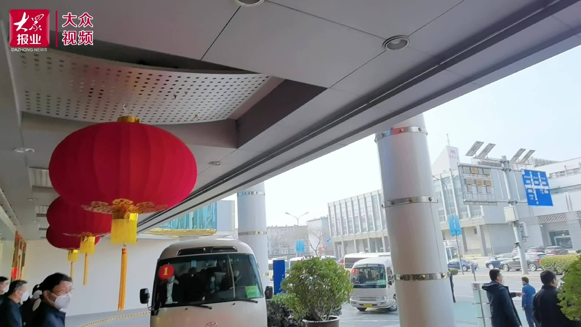 视频丨出席省十四届人大一次会议的代表向大会报到