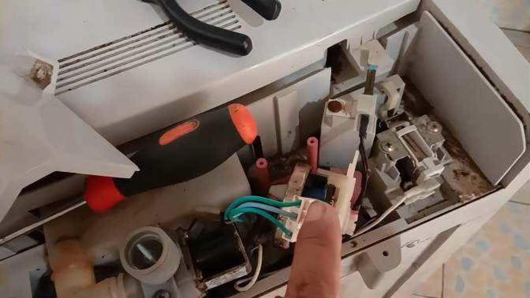 显示F1故障,说了是水位传感器的问题,为何新手还是处理不了