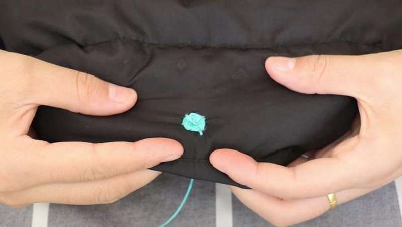 羽绒服破洞织补,扔了可惜,这样补起来可以省下一笔钱