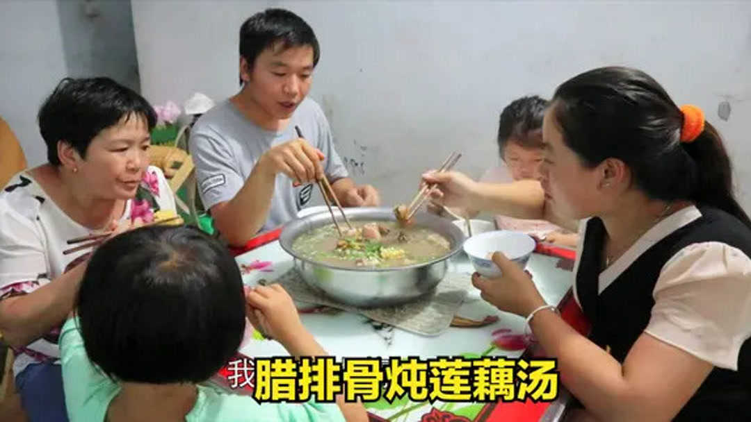 媳妇炖了腊排骨莲藕汤,连肉带汤整盆端上桌,难怪小代越来越圆润