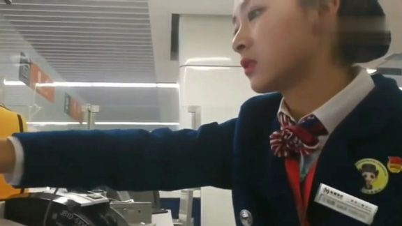 被称作地铁界的“赵丽颖”,人家问她网红有什么影响