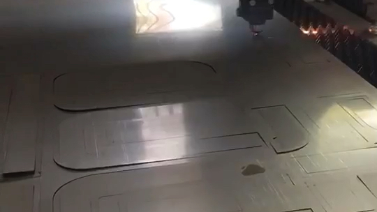 光纤激光切割机切割测试中…看看切出什么模型了