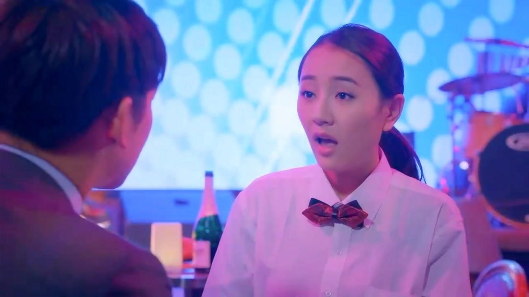 富二代穿西装革履来酒吧,竟然是来应聘的,服务员惊掉下巴!