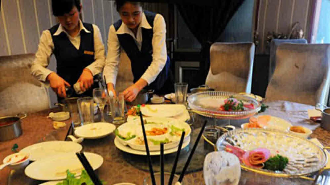 在饭店吃饭,客人吃剩的或没吃过的,为什么服务员都不敢吃?