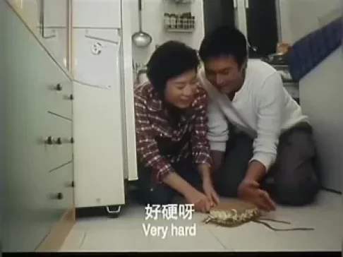 妹子,能不能矜持点?大白天就在厨房玩亲亲?