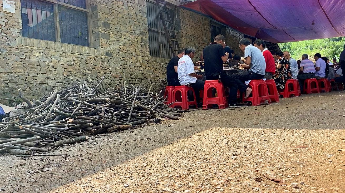 80多岁老人去世,在张家界农村这样做,风俗有差异