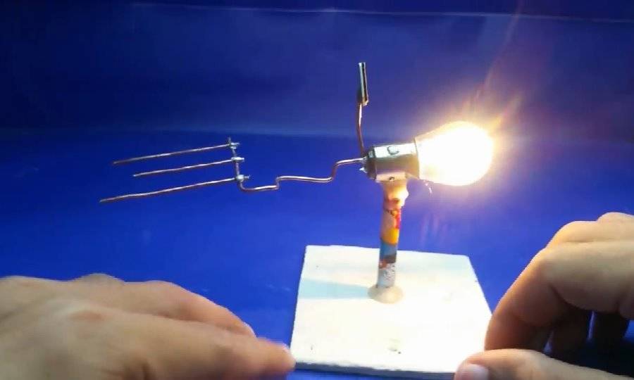 想不到手机卡还可以这样用,能点亮灯泡,谁知道是什么原理